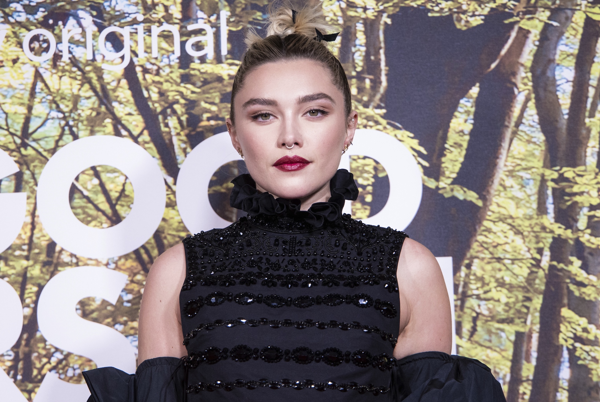 Florence Pugh draagt een broek op de rode loper