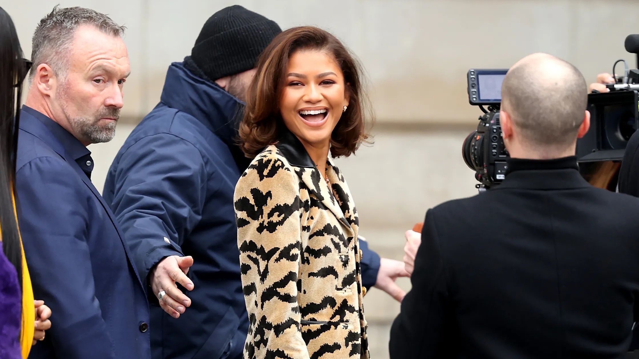 Zendaya gaat voor ultrakorte shorts in de winter bij Louis Vuitton
