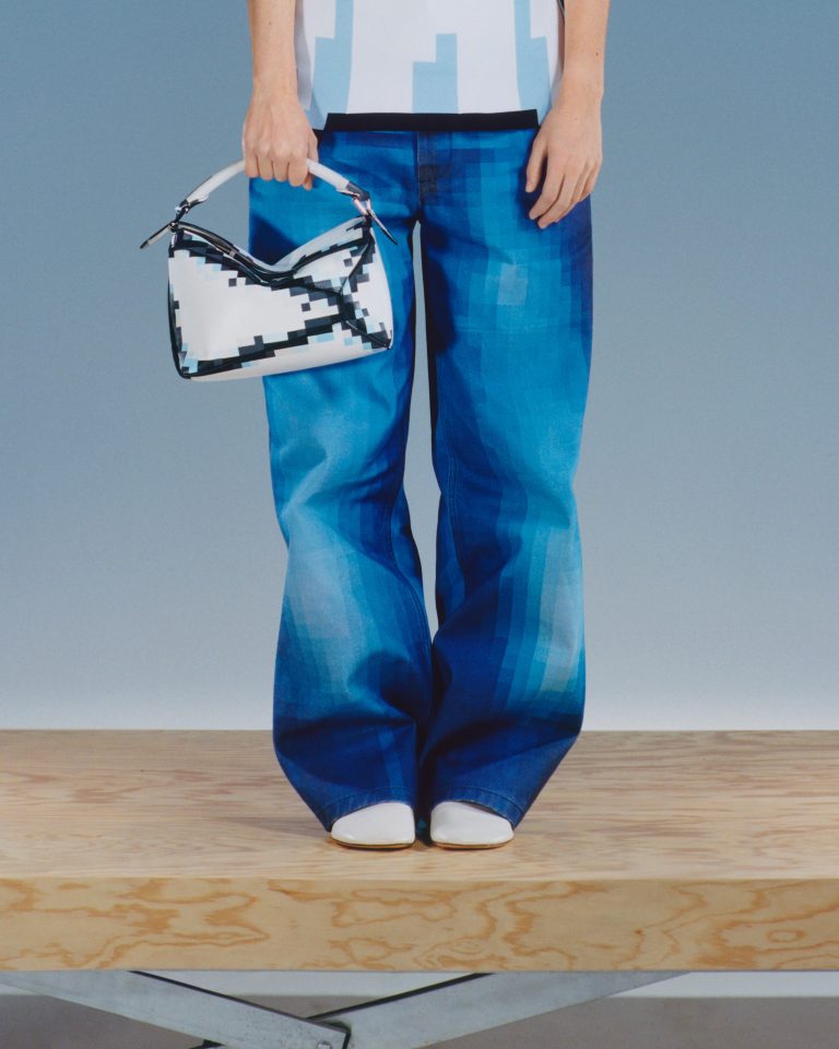 De Loewe pixelcollectie is hyperrealistische mode op zijn best
