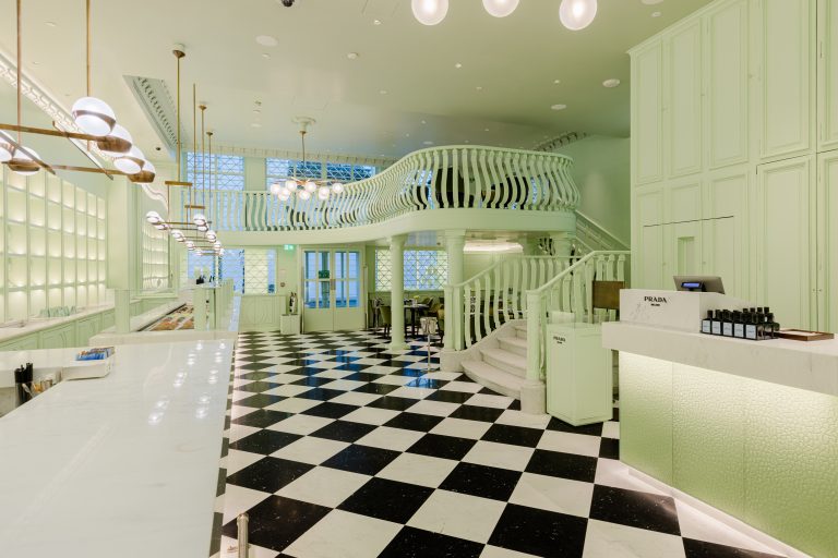 Wil je zien: Prada opent lichtgroen café in Harrods in Londen