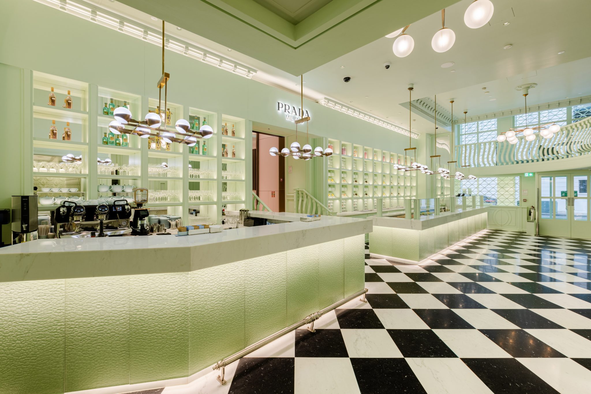 Wil je zien: Prada opent lichtgroen café in Harrods in Londen