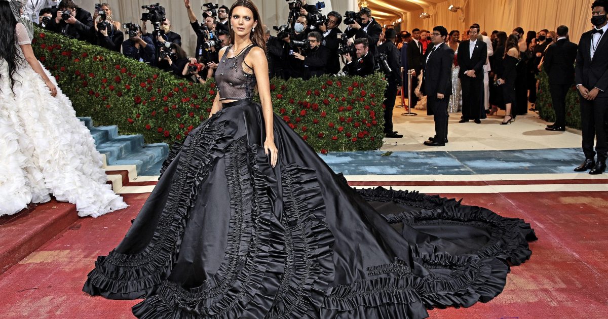 Alle impactvolle looks van Kendall Jenner op het Met Gala