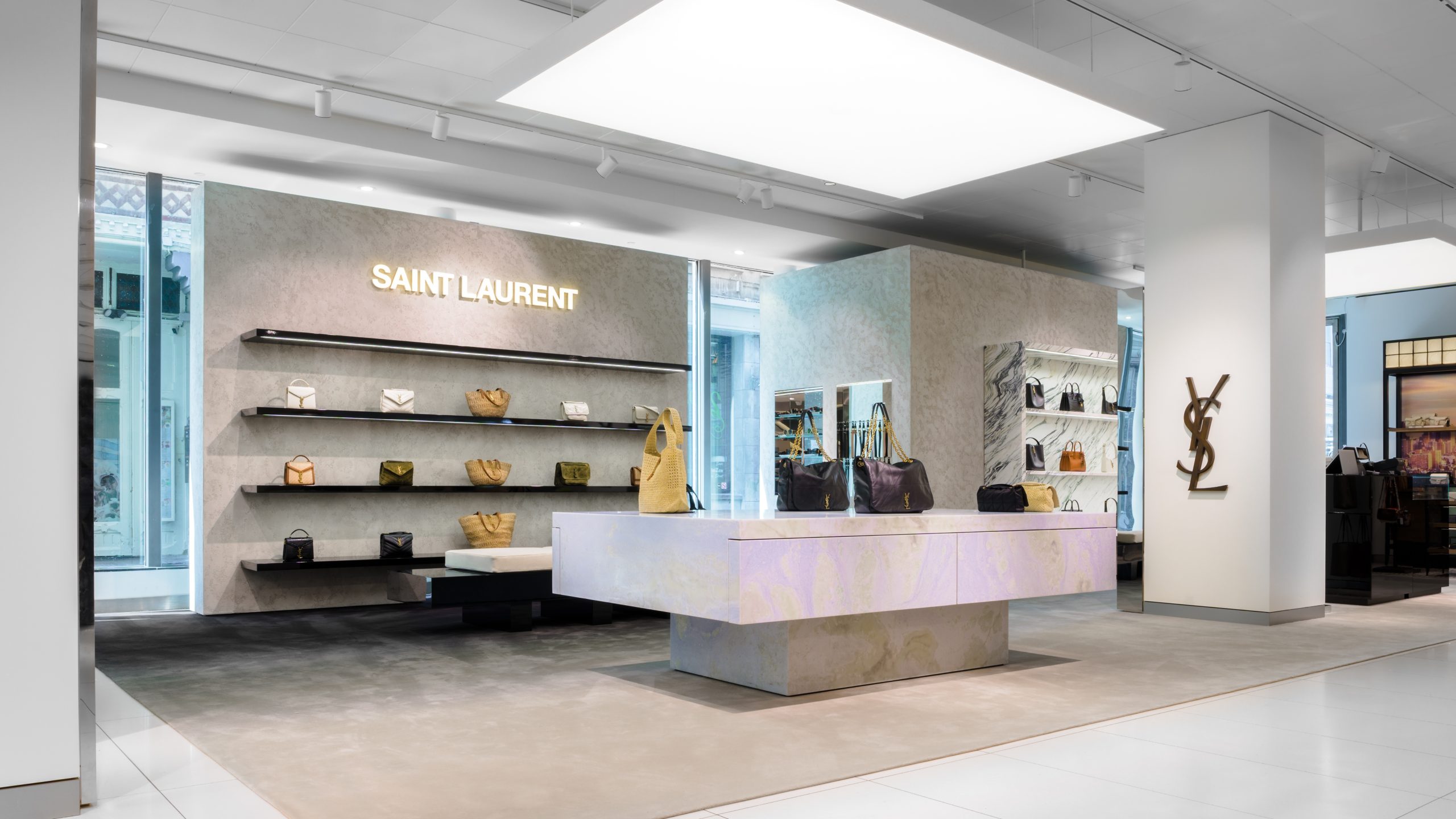 De Bijenkorf opent luxe mode pop-ups in Maastricht