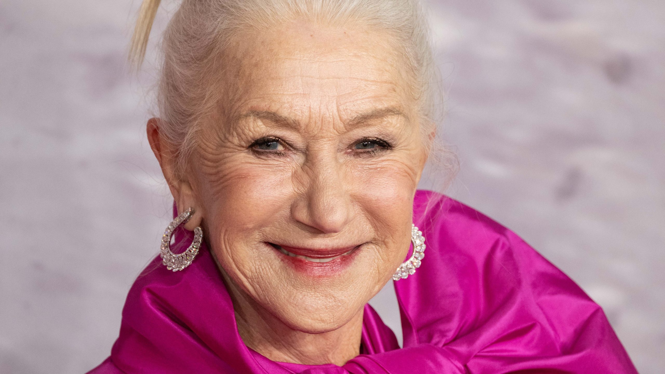 Helen Mirren onthult blauw haar op Cannes Filmfestival