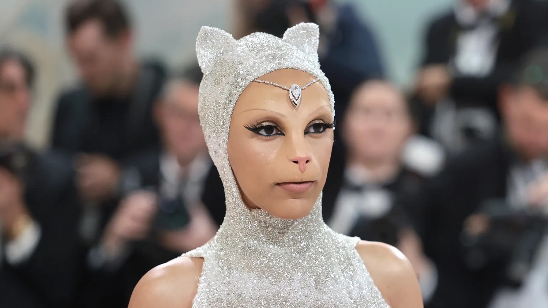 Doja Cat is onherkenbaar als kat Choupette op het Met Gala 2023