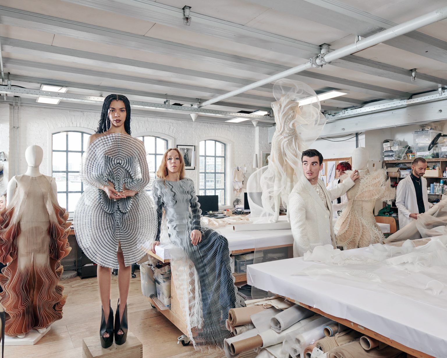 Zien: 9 Nederlandse ontwerpers maken looks voor Queen Charlotte