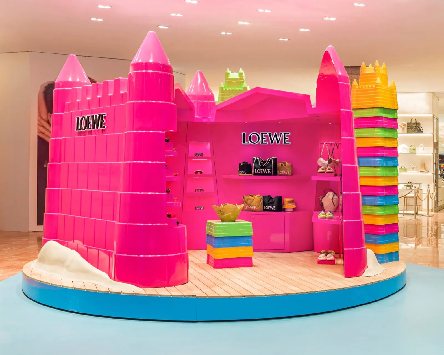 Loewe opent zomerse pop-up in Galeries Lafayette