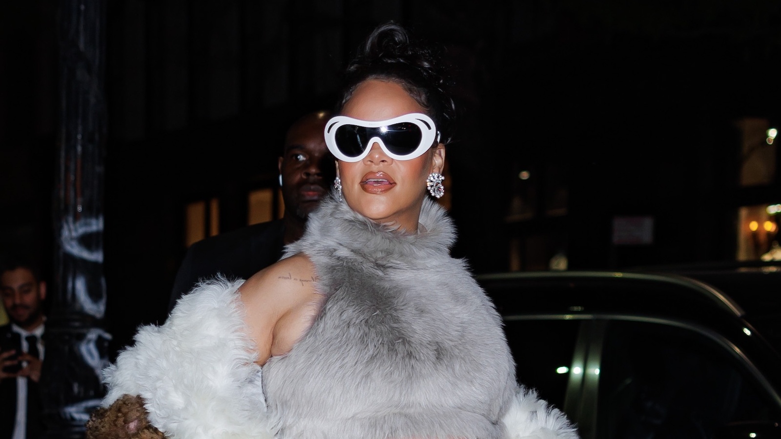 Rihanna steelt de show in furry look van Loewe