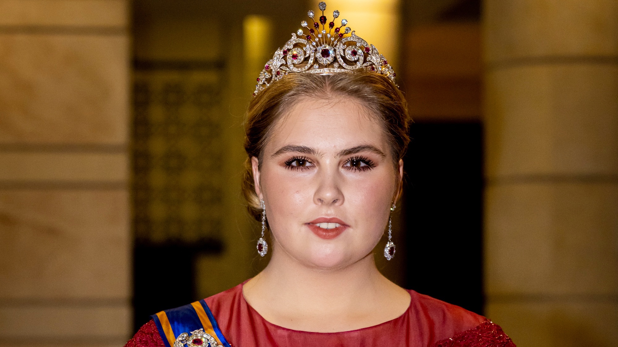 Prinses Amalia schittert in Jan Taminiau bij bruiloft prins Hoessein