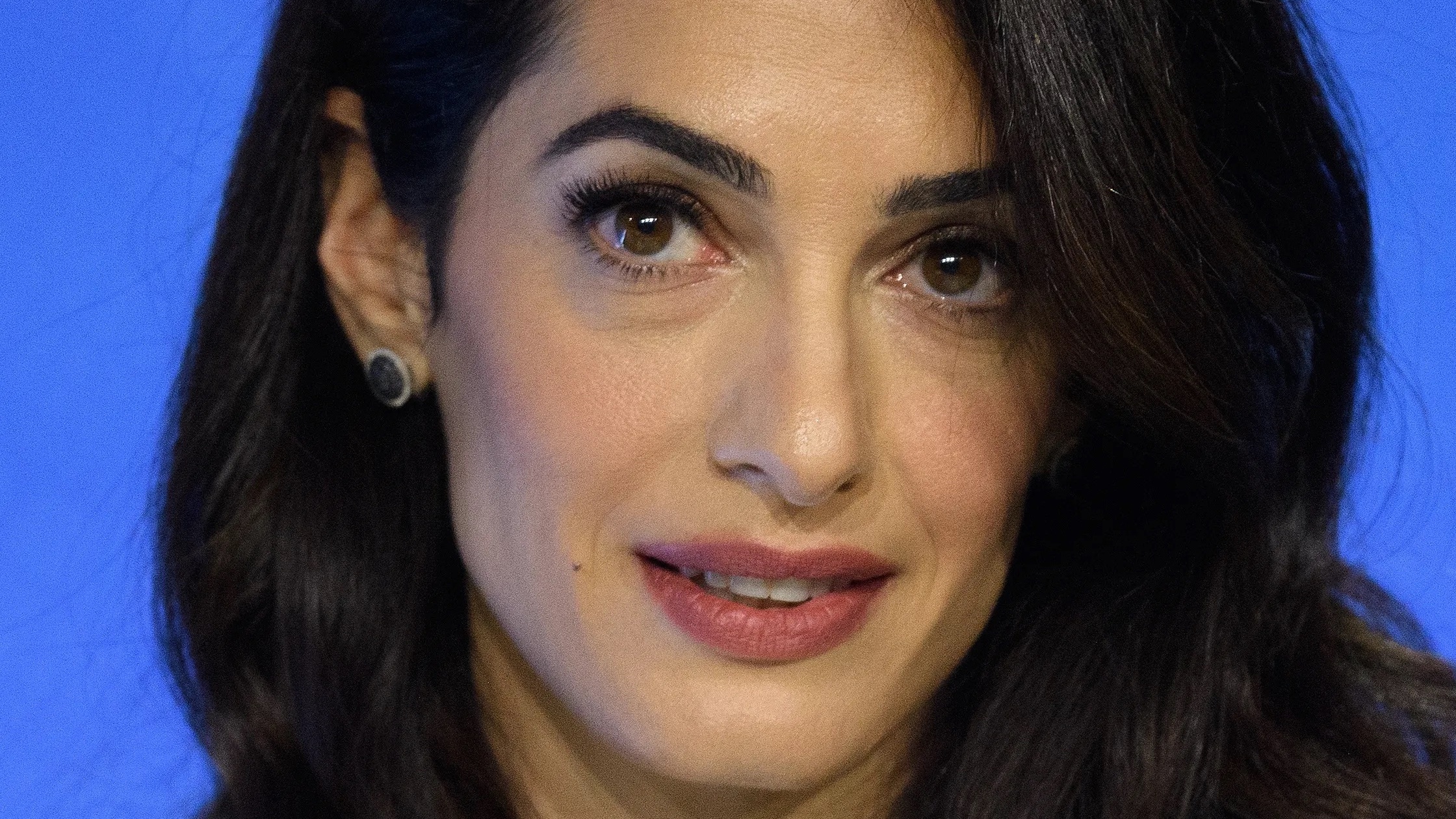 Amal Clooney heeft jaloersmakende Studio 54-krullen op Sicilië