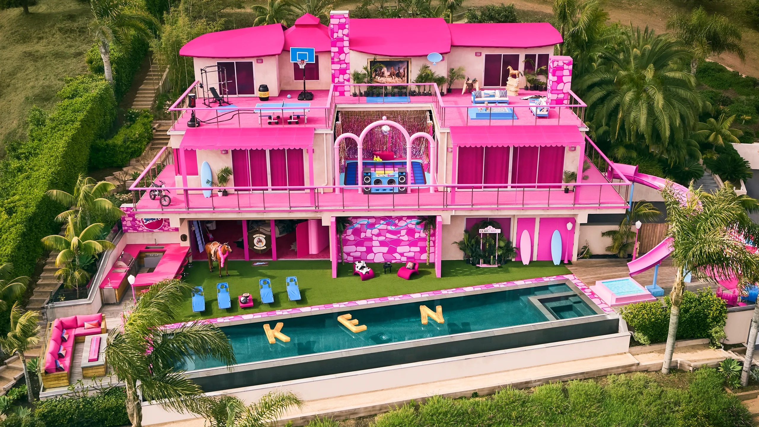 Dit barbiehuis staat op Airbnb en jij kunt erin overnachten