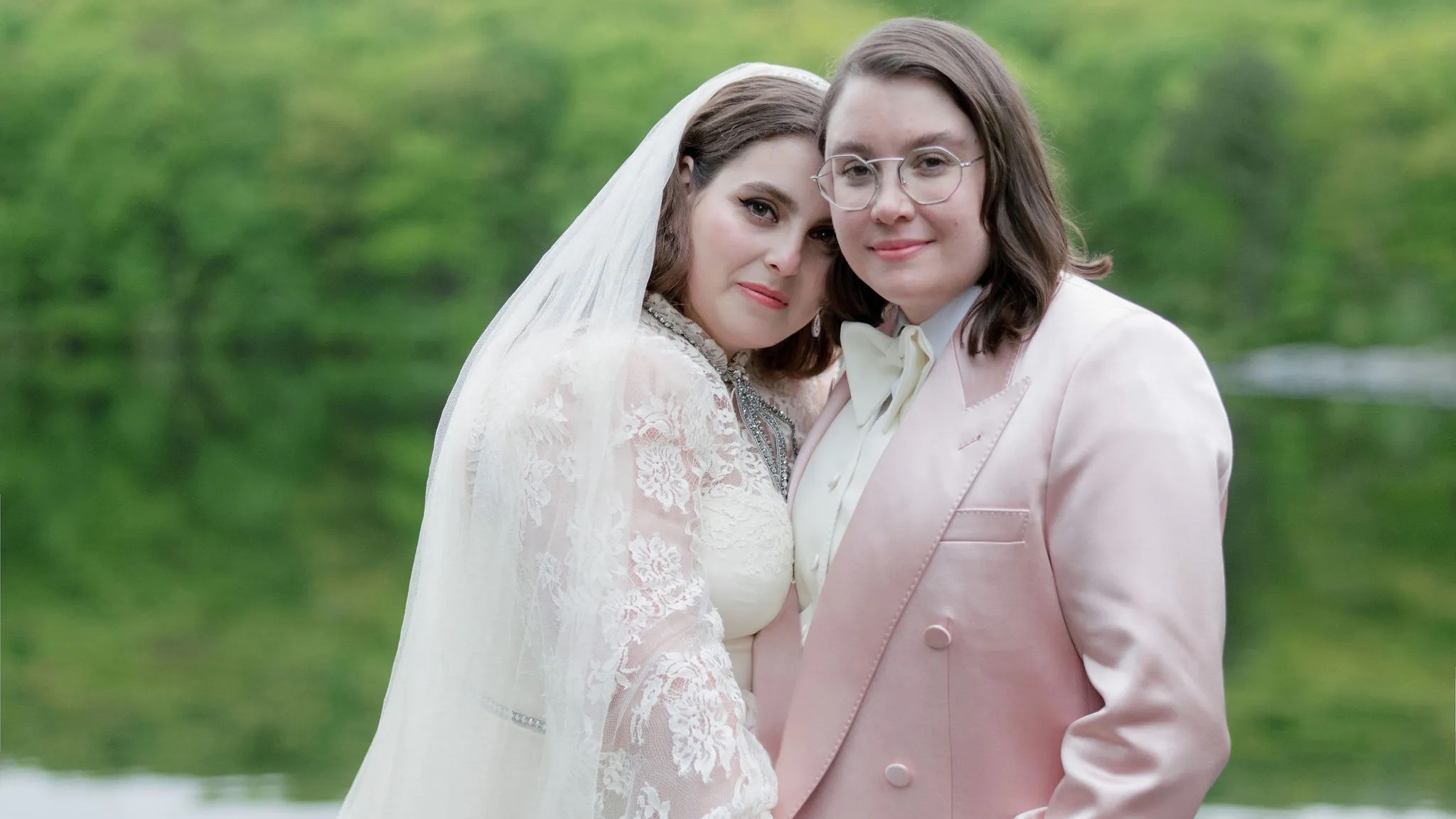 Zien: de bruiloft van Beanie Feldstein en Bonnie-Chance Roberts