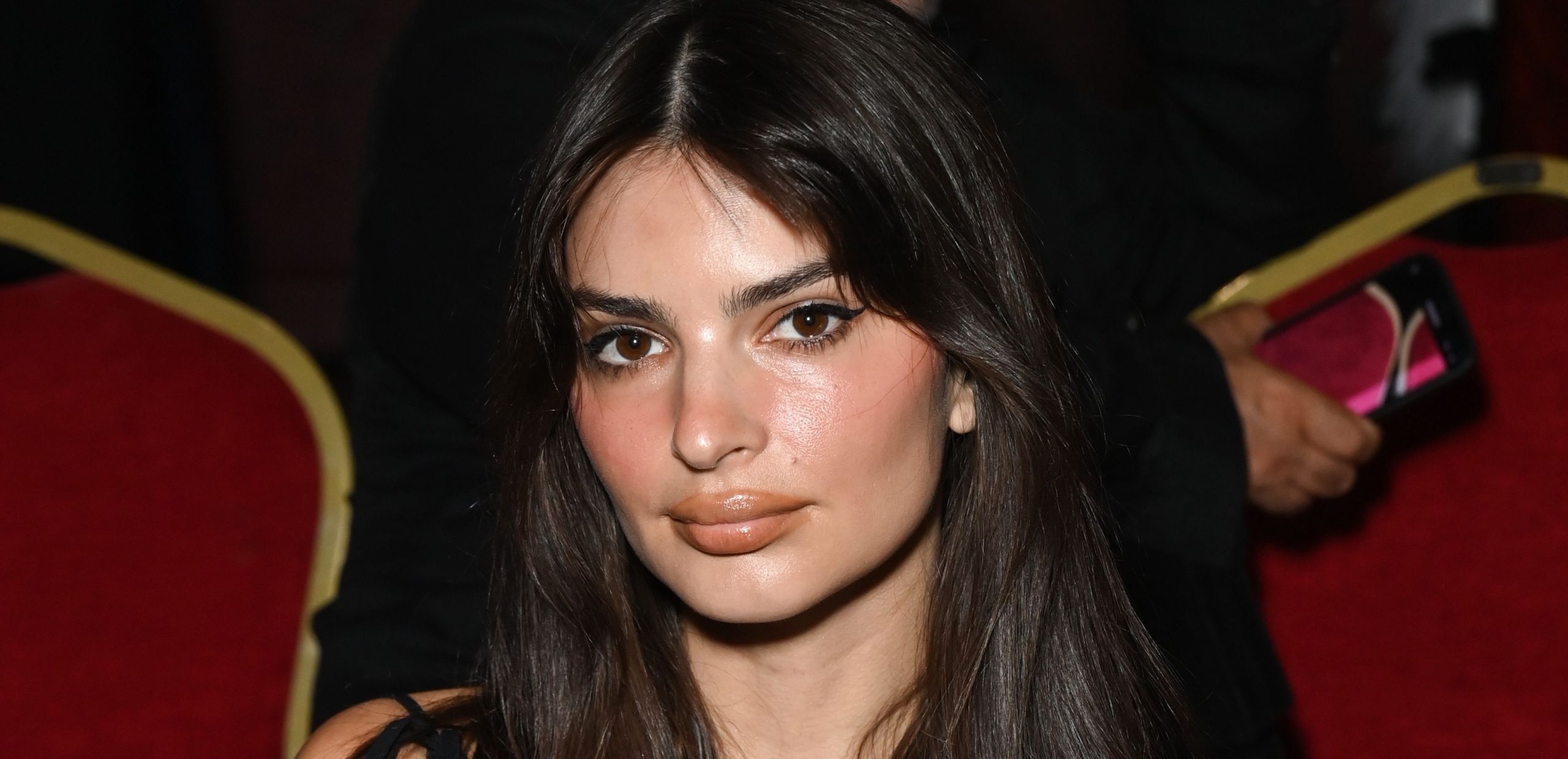 Emily Ratajkowski in cottagecore met deze gingham set