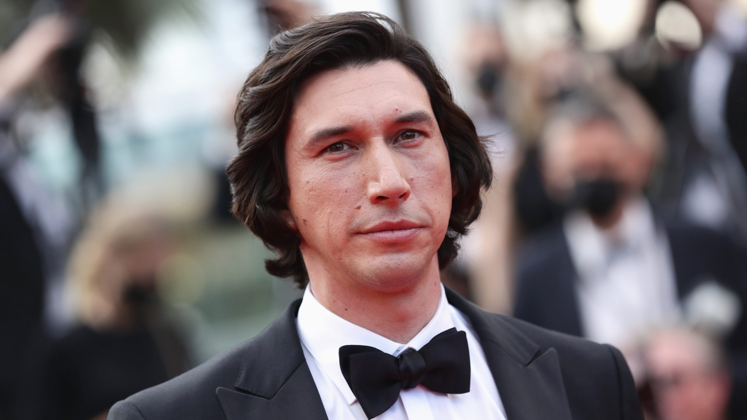 Adam Driver is onherkenbaar in de eerste trailer van Ferrari