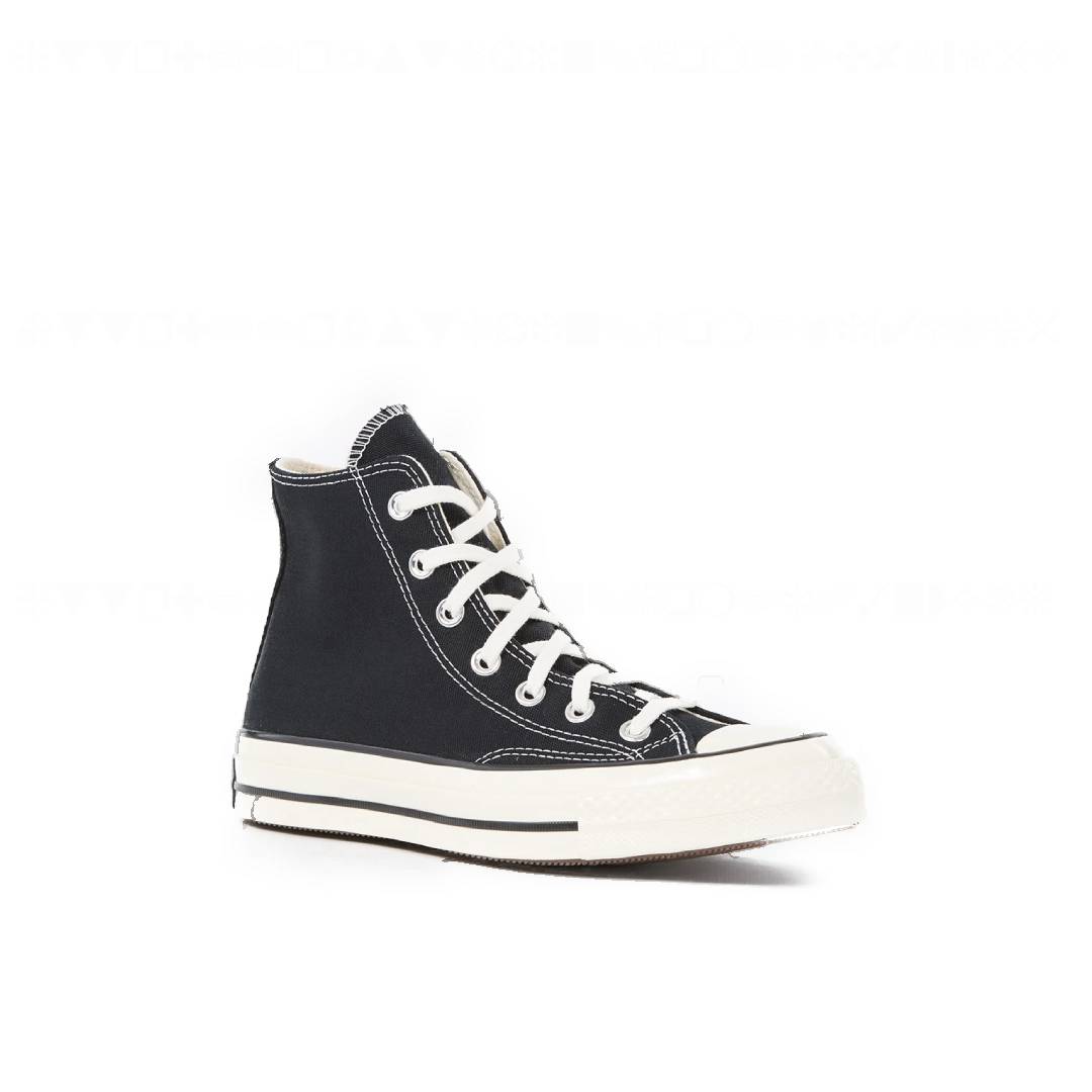 Dit zijn de favoriete tijdloze sneakers van Vogue-redacteuren