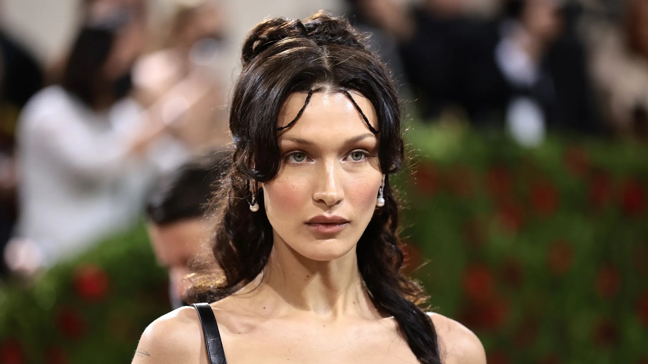 Bella Hadid vertelt open over haar gezondheidsproblemen