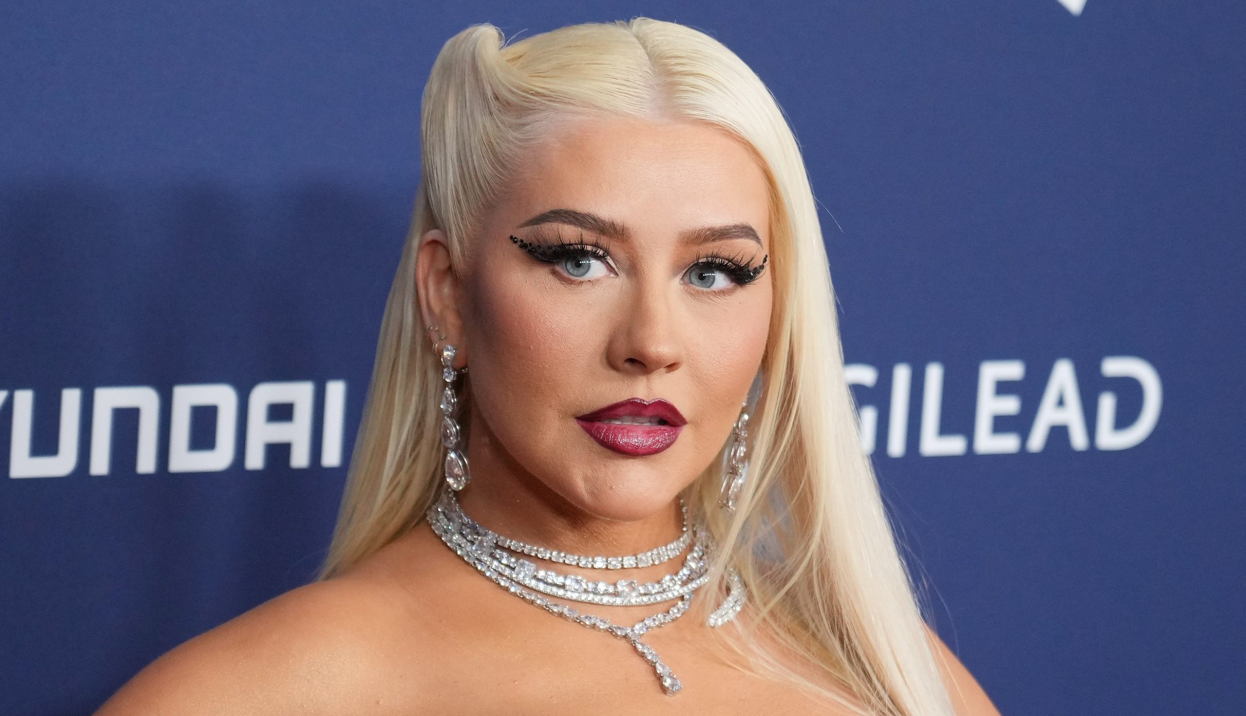 Christina Aguilera draagt een handtas als rok