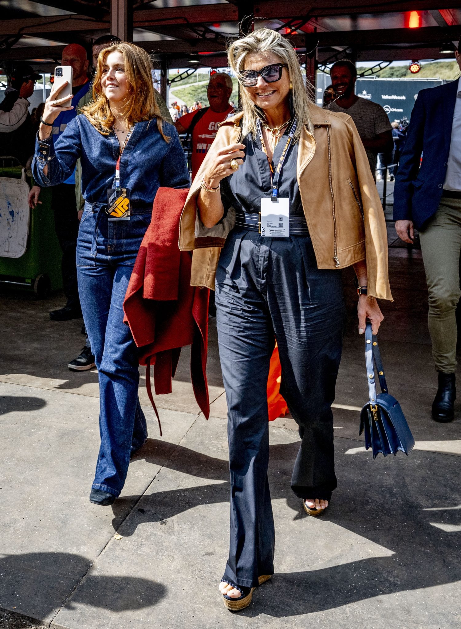 Koningin Máxima en prinses Alexia in jumpsuits bij Formule 1