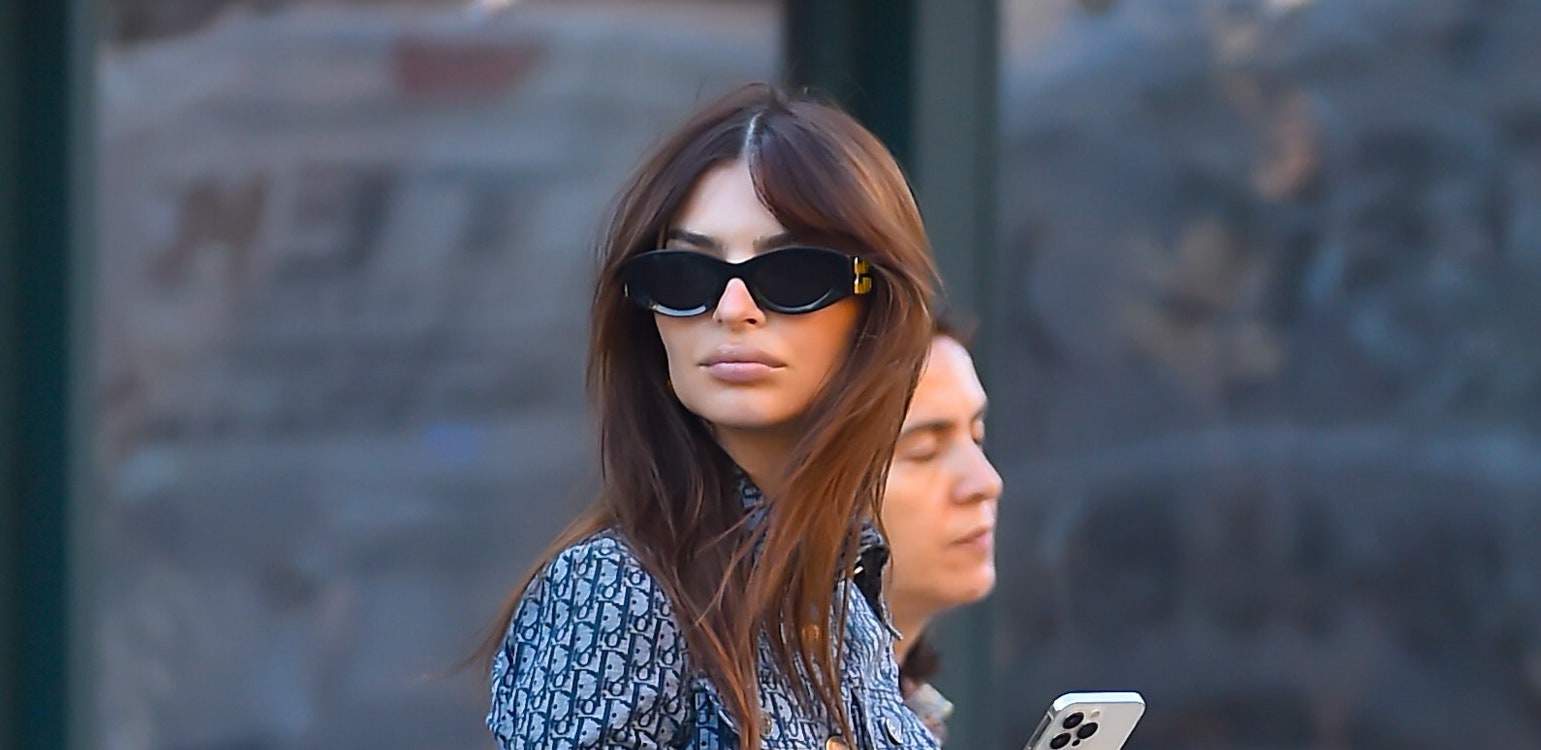 Emily Ratajkowski gaat vol voor logomania met Dior-look