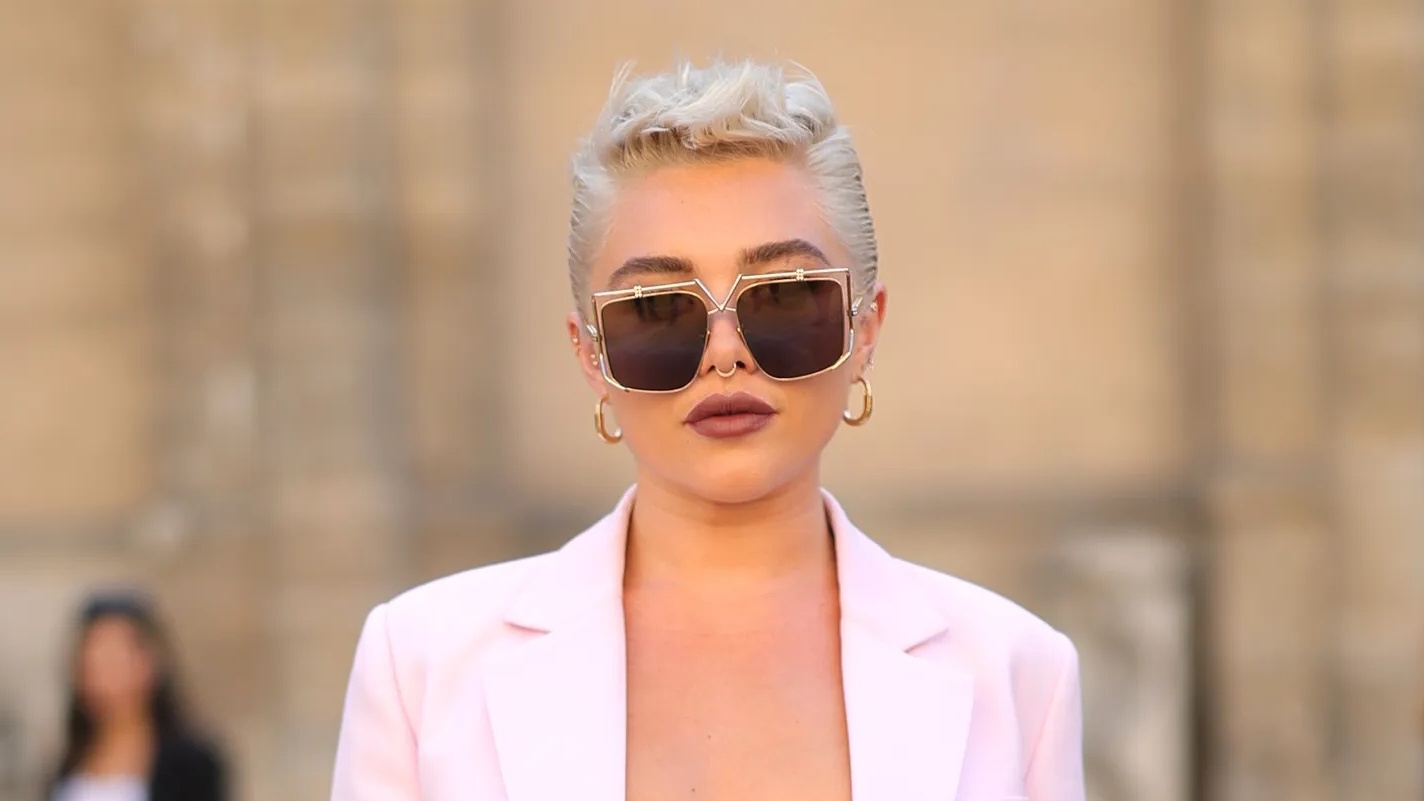 Florence Pugh draagt Barbieroze naar Valentino lente/zomer 2024