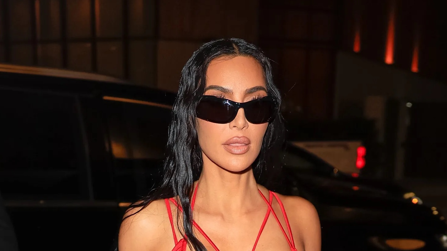 Kim Kardashian viert haar 43e verjaardag in felrode jurk