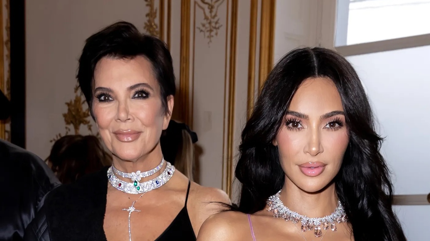 Kim Kardashian en Kris Jenner in slipdresses bij Victoria Beckham