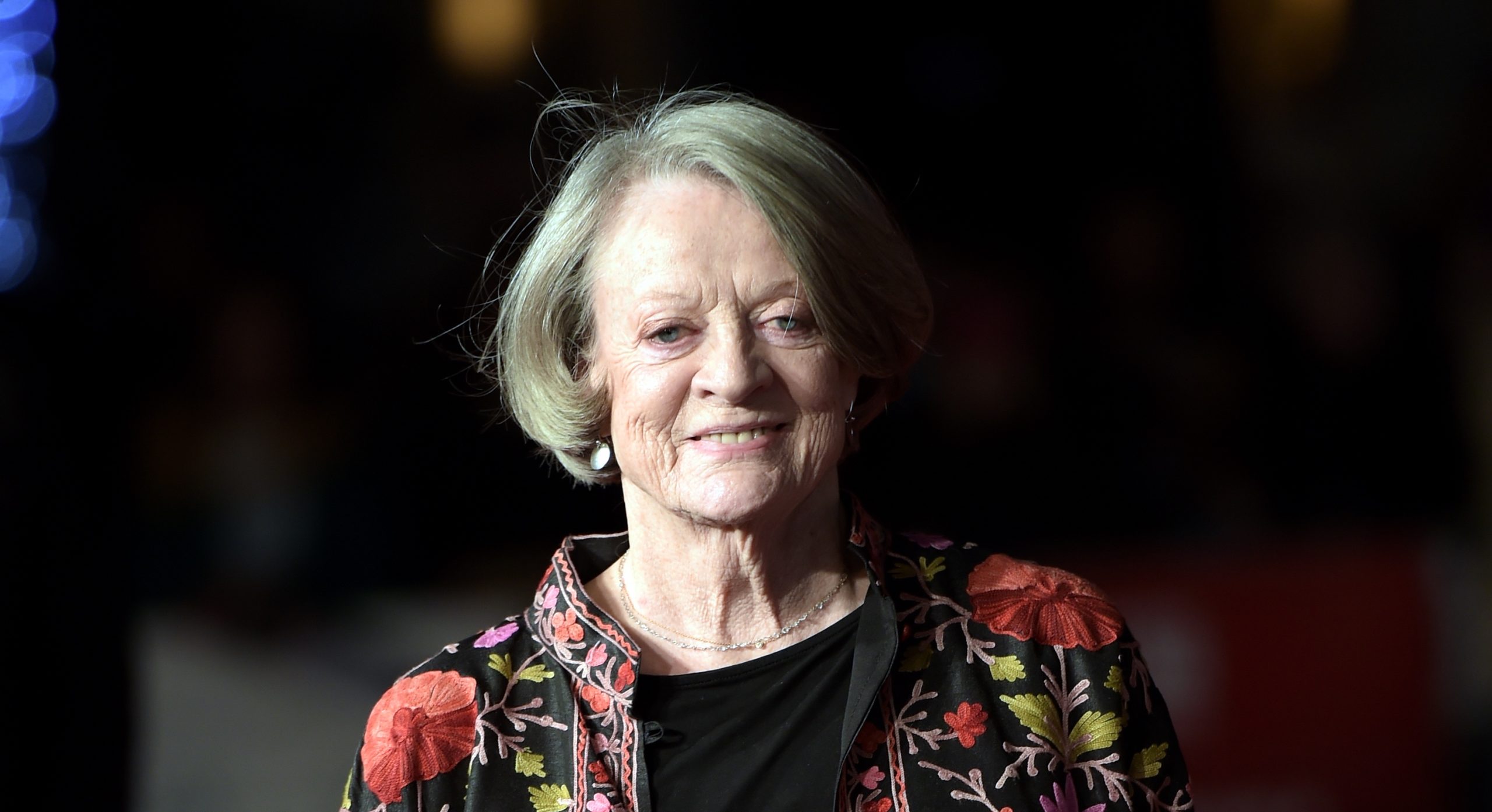 88-jarige actrice Maggie Smith schittert in nieuwe Loewe-campagne