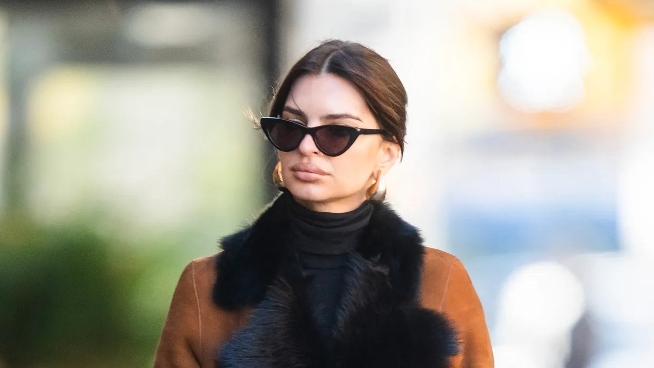 Deze jas van Emily Ratajkowski willen we nu allemaal in onze kast