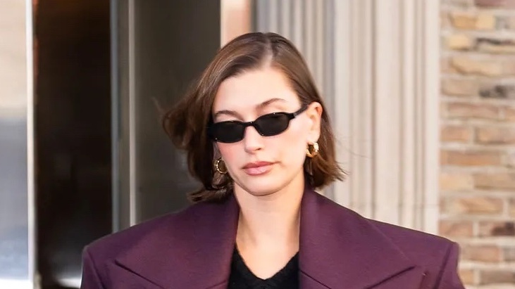 De wijnrode jas van Hailey Bieber is perfect voor de winter