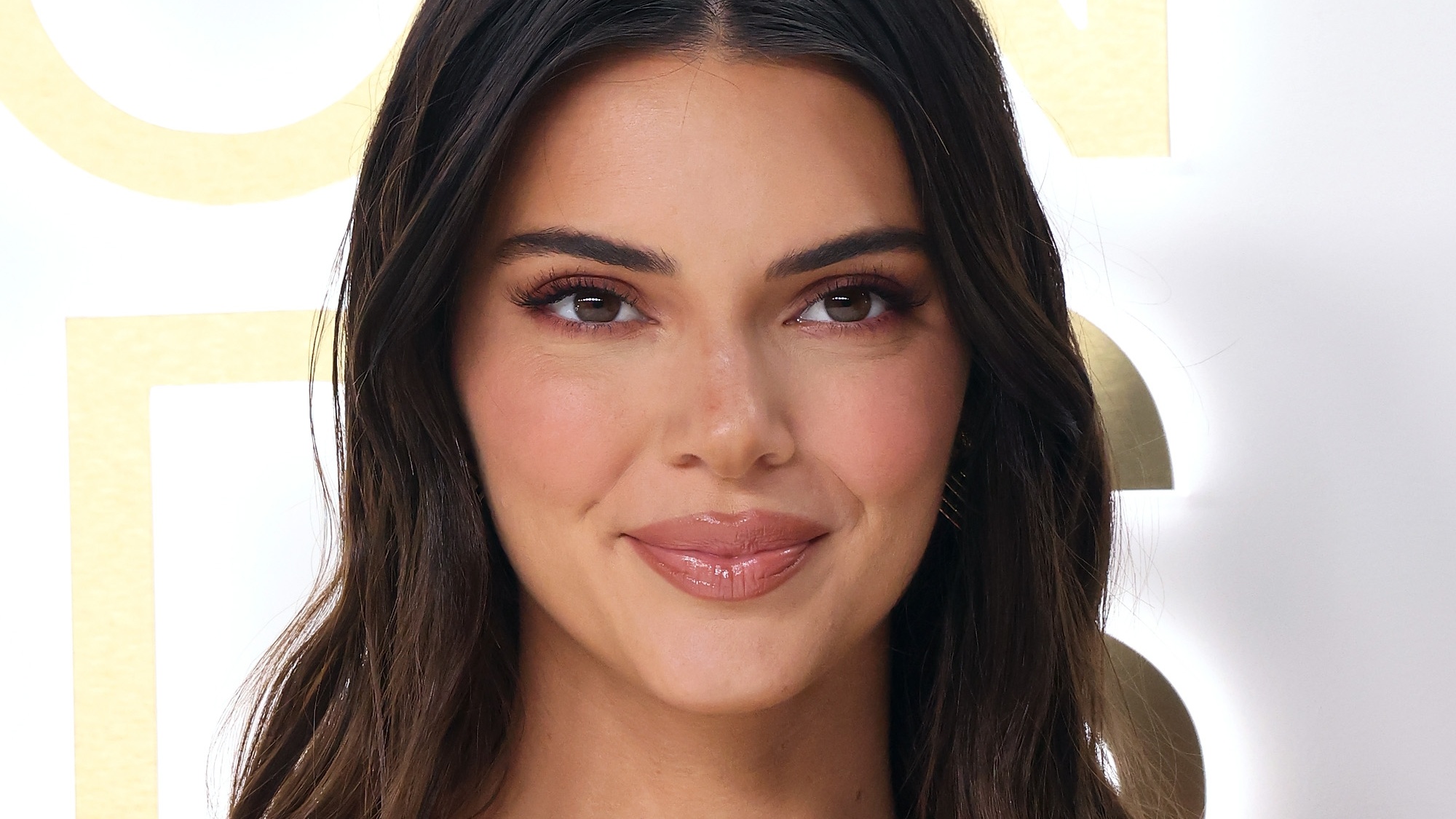 Kendall Jenner viert haar 28e verjaardag in een look van Khaite