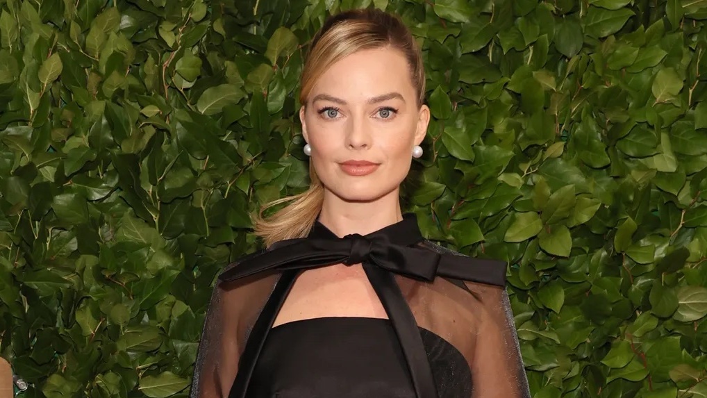 Margot Robbie brengt nieuwe ode aan Barbie in zwarte Prada-look