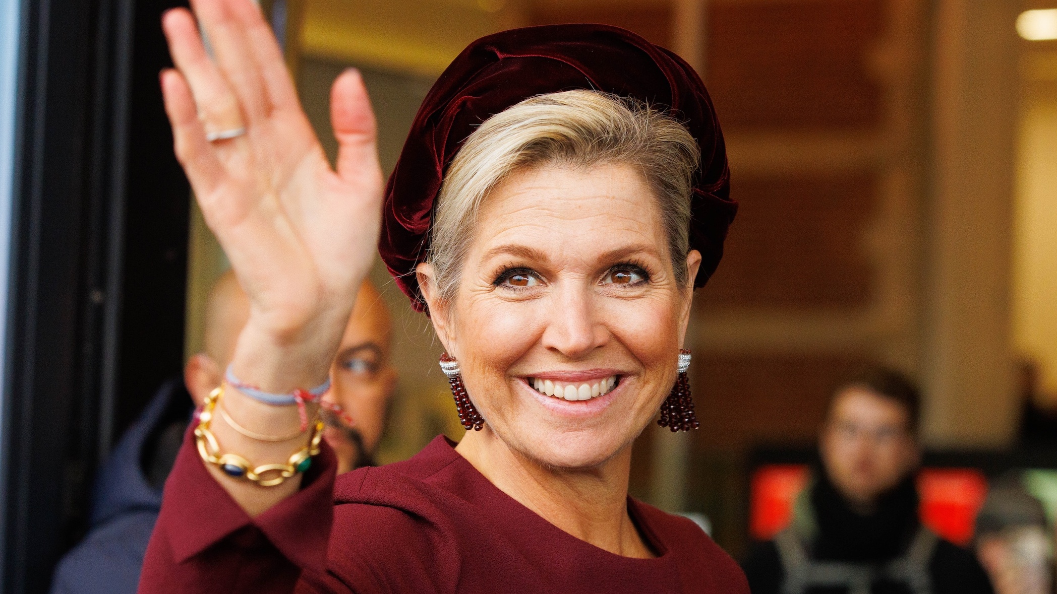 Koningin Máxima geeft een royal-twist aan de cherry red-trend