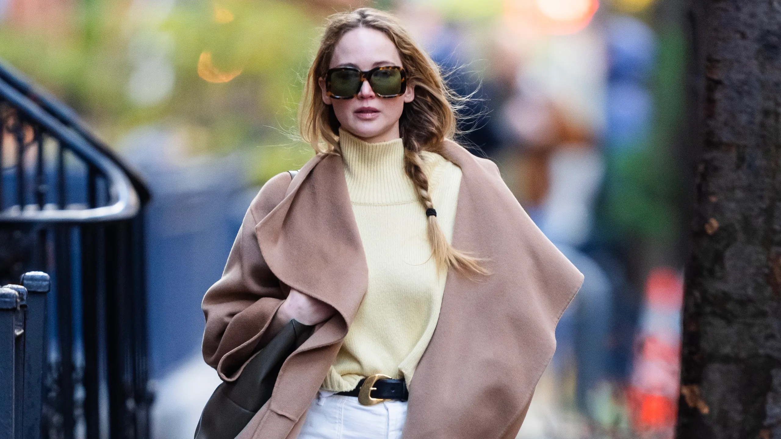 Jennifer Lawrence geeft inspiratie voor de feestdagen in rode jas