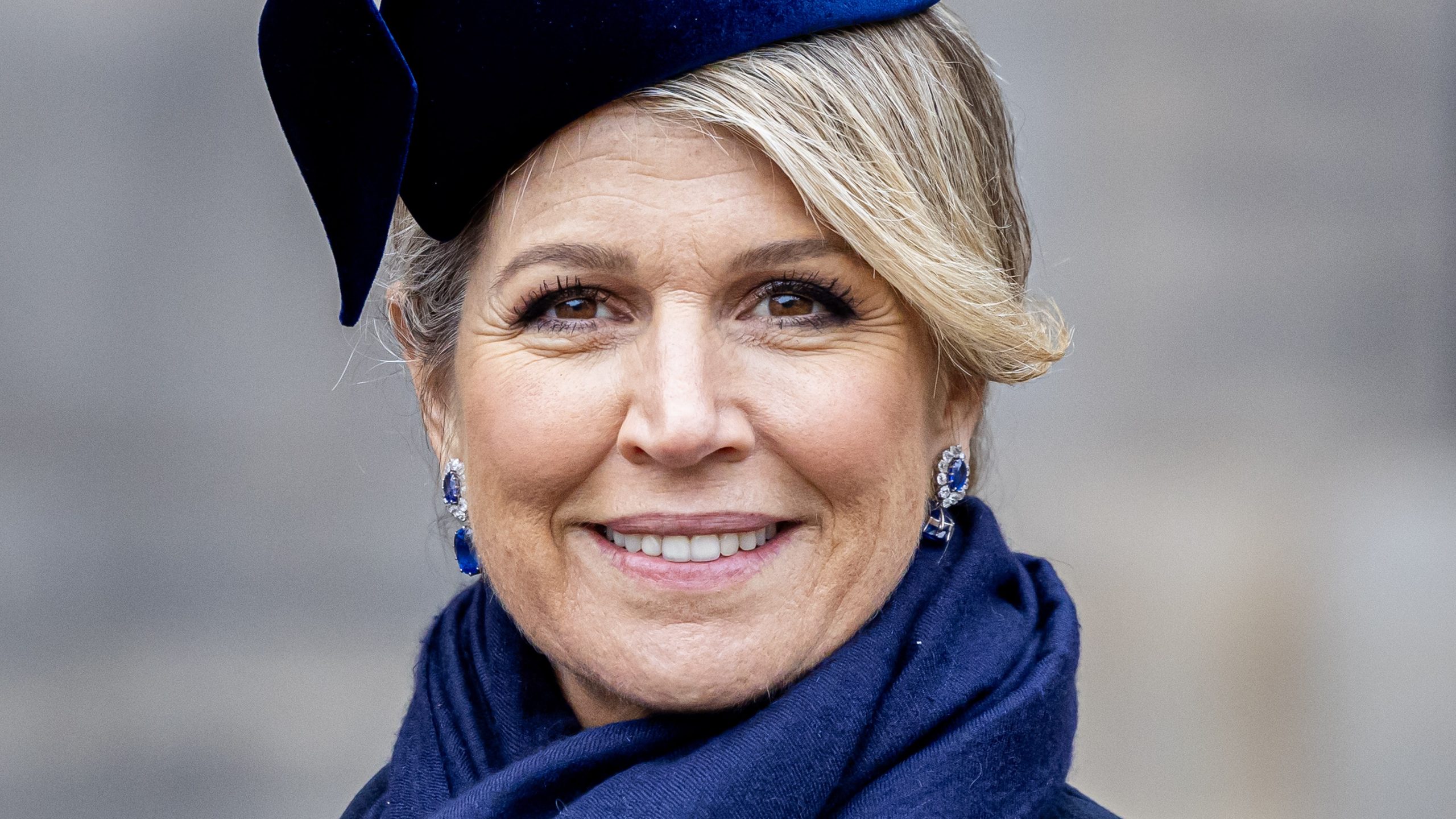 Máxima gaat voor monochroom in 'royal blue' in Amsterdam