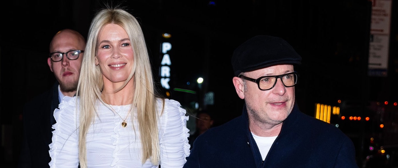 Zo draagt Claudia Schiffer een witte mini-jurk in de winter