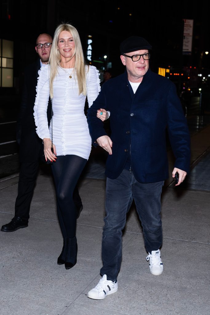 Zo draagt Claudia Schiffer een witte mini-jurk in de winter