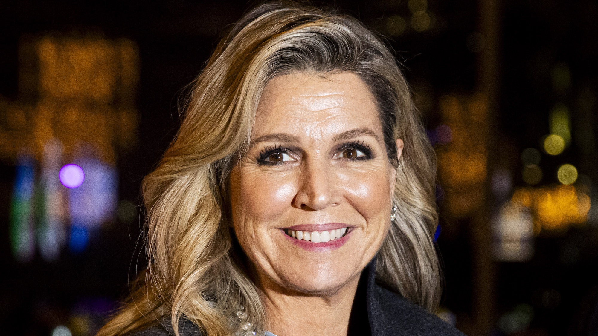 Koningin Máxima gaat voor seventies-glamour in fluwelen pak