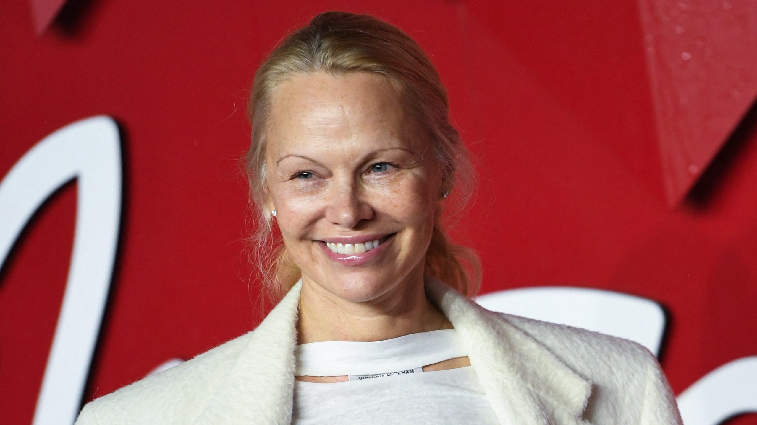 Pamela Anderson schittert in campagne van Proenza Schouler