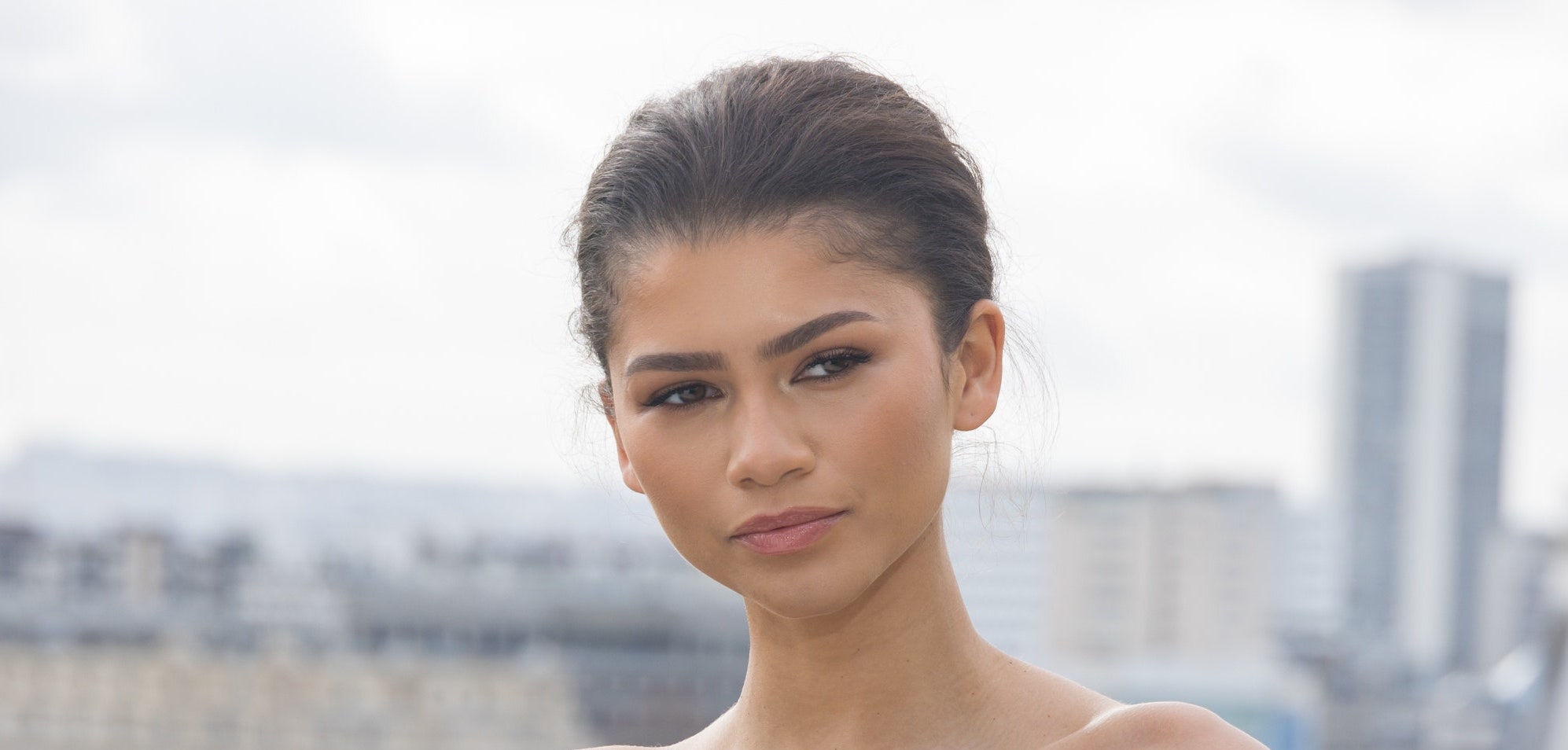 Zendaya draagt La Robe Spirale van Alaïa in Parijs