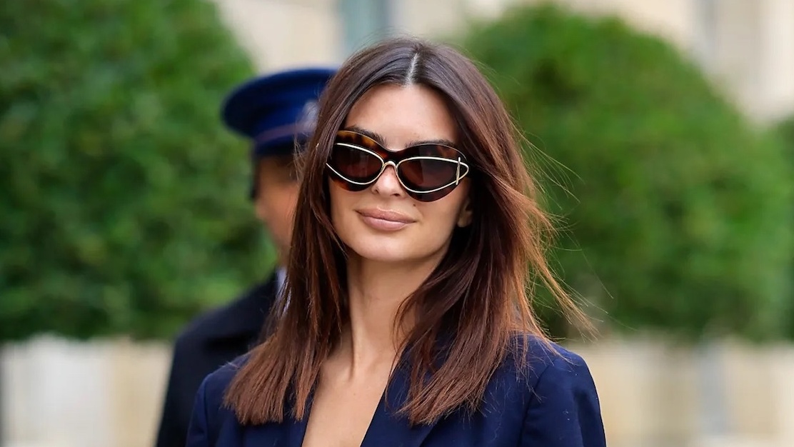 Emily Ratajkowski is overgestapt op de shirtloze look
