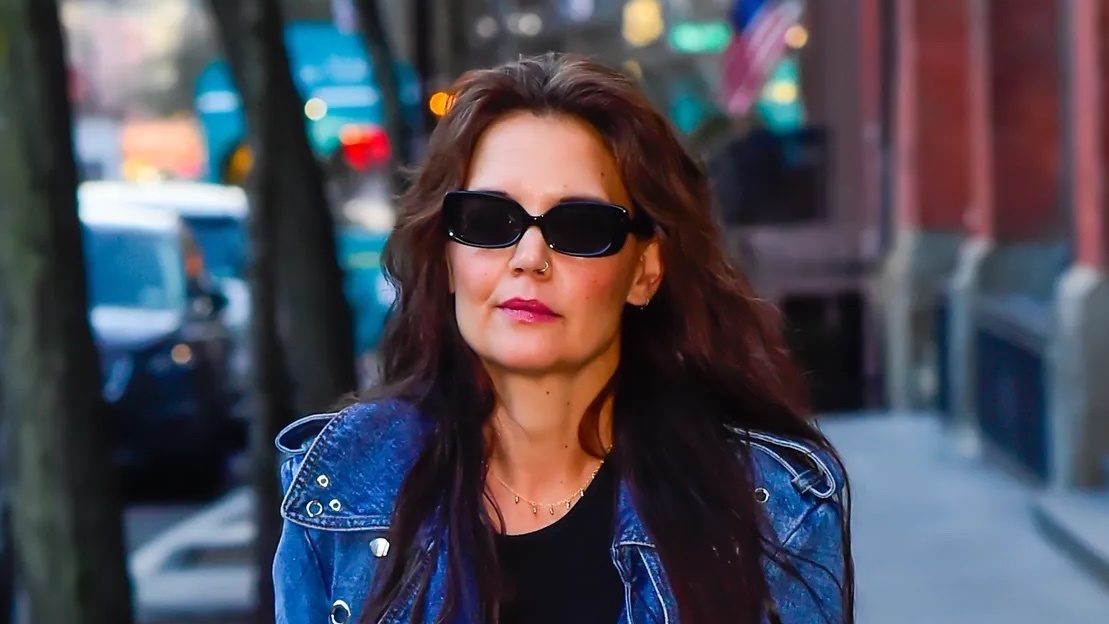 Katie Holmes draagt een denim trenchcoat