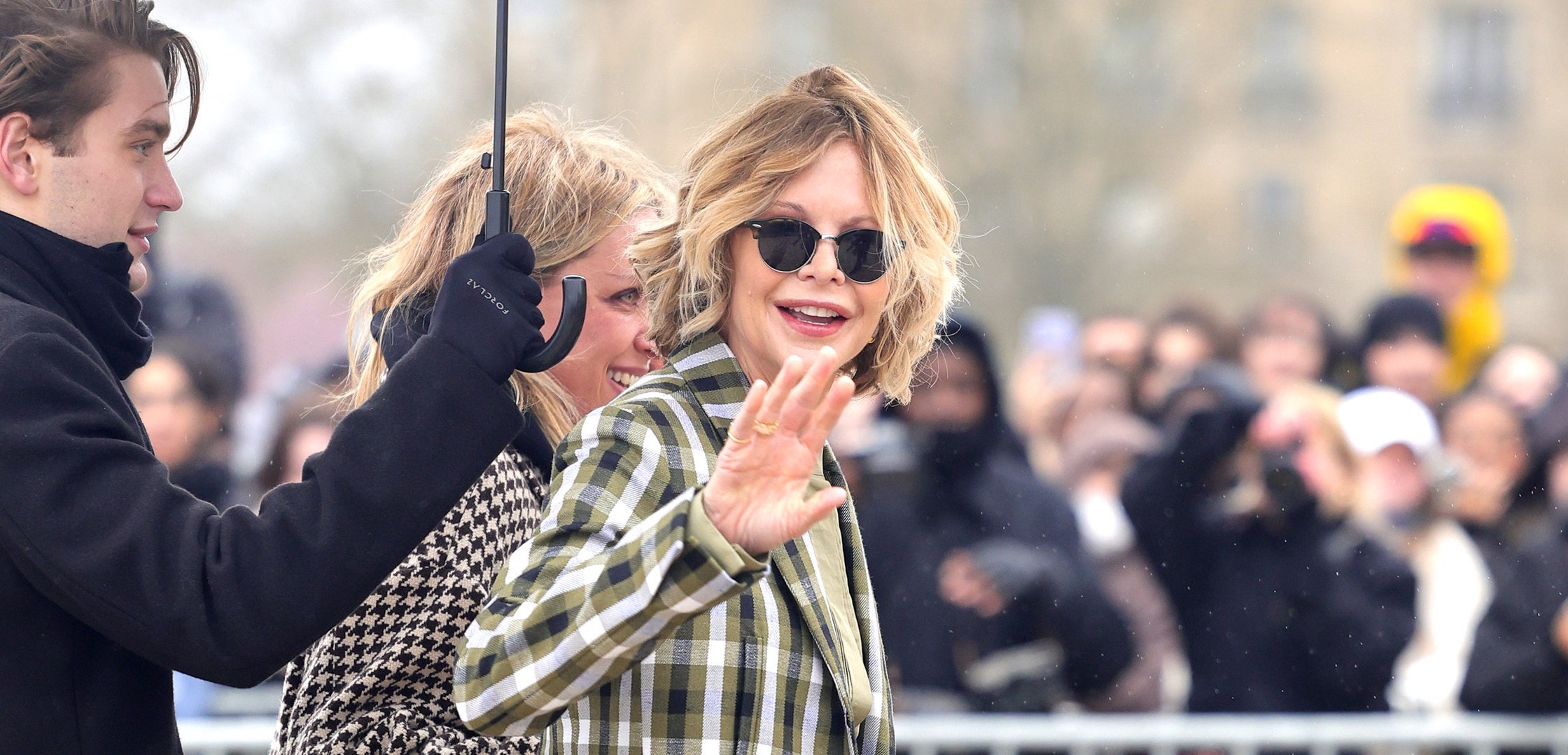 Meg Ryan bezoekt de Loewe-show tijdens Paris Fashion Week