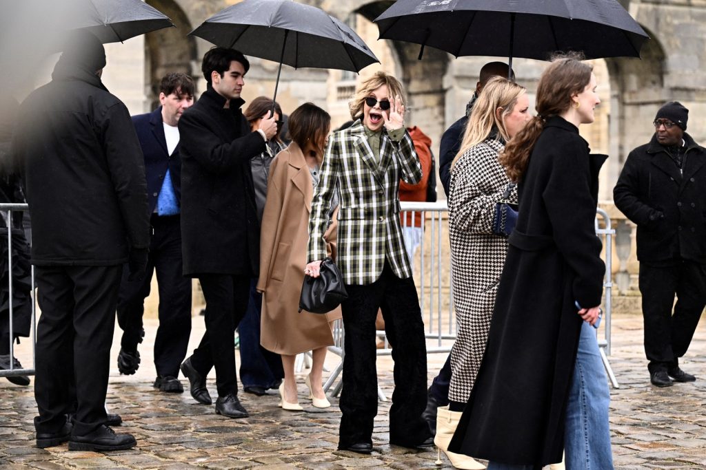 Meg Ryan bezoekt de Loewe-show tijdens Paris Fashion Week