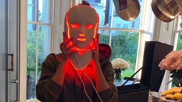 'Ik probeerde een maand een LED-masker uit, en dit vond ik ervan'