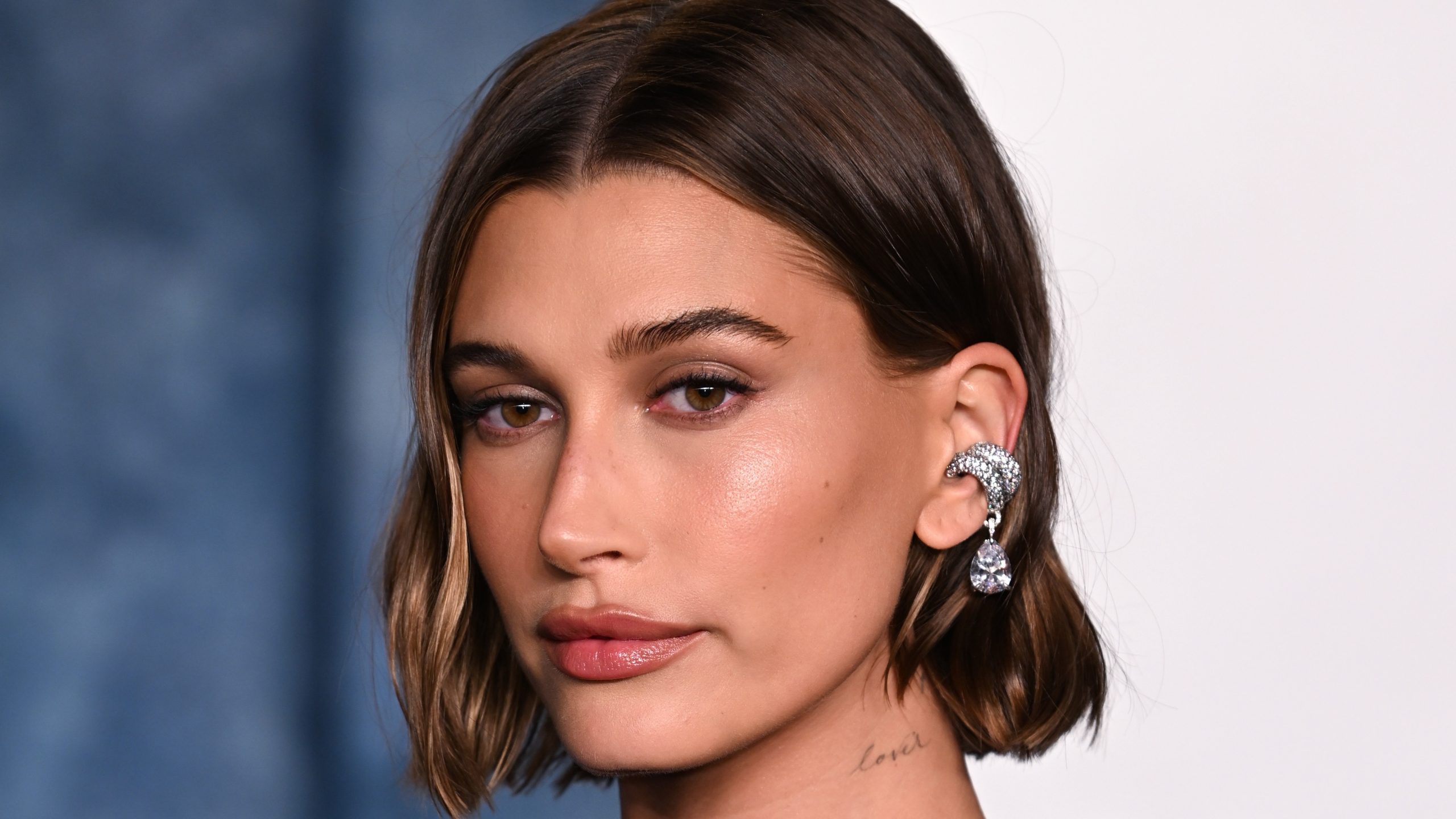 Dit zijn de nieuwe 80's vibes-nagels van Hailey Bieber