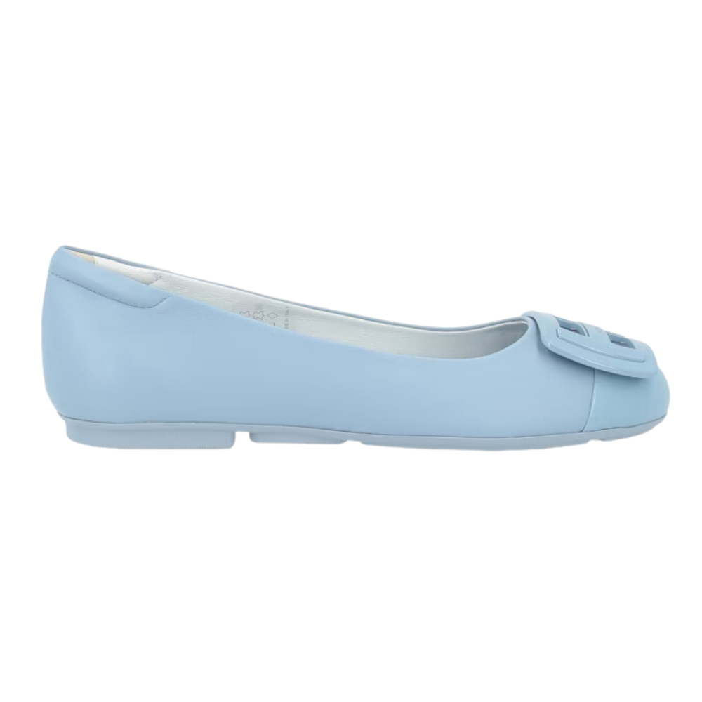 Lichtblauwe ballerina's zijn de schoenentrend van deze zomer