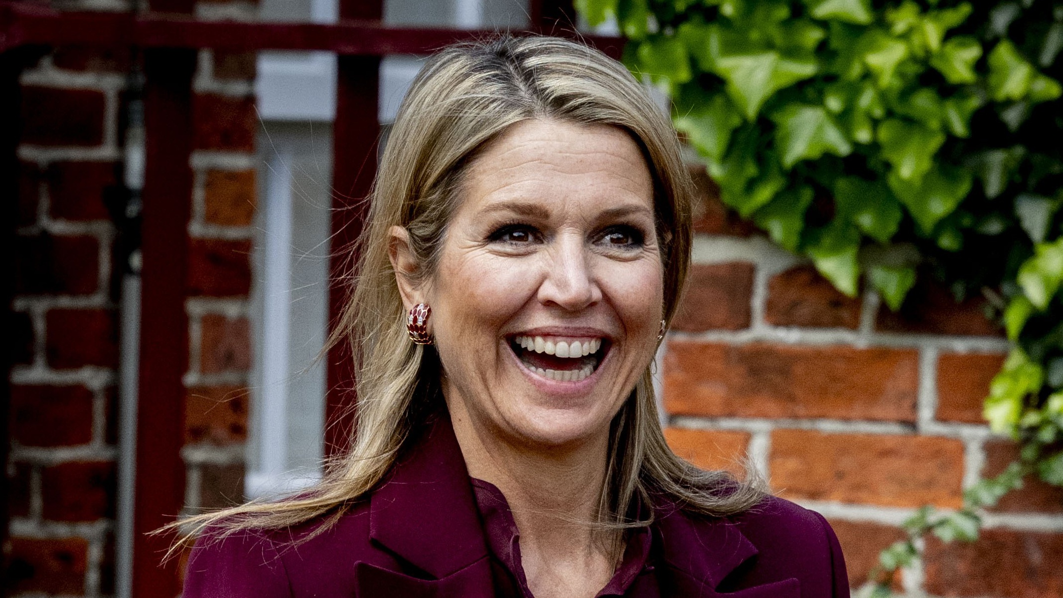 Máxima weet hoe ze de viral cherry red-trend moet dragen