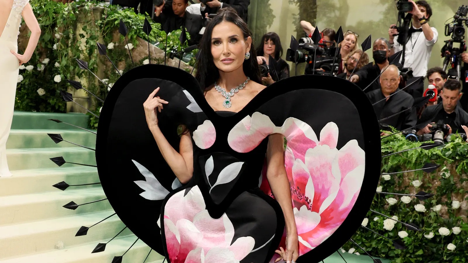 Demi Moore draagt op Met Gala nooit eerder vertoonde sieraden