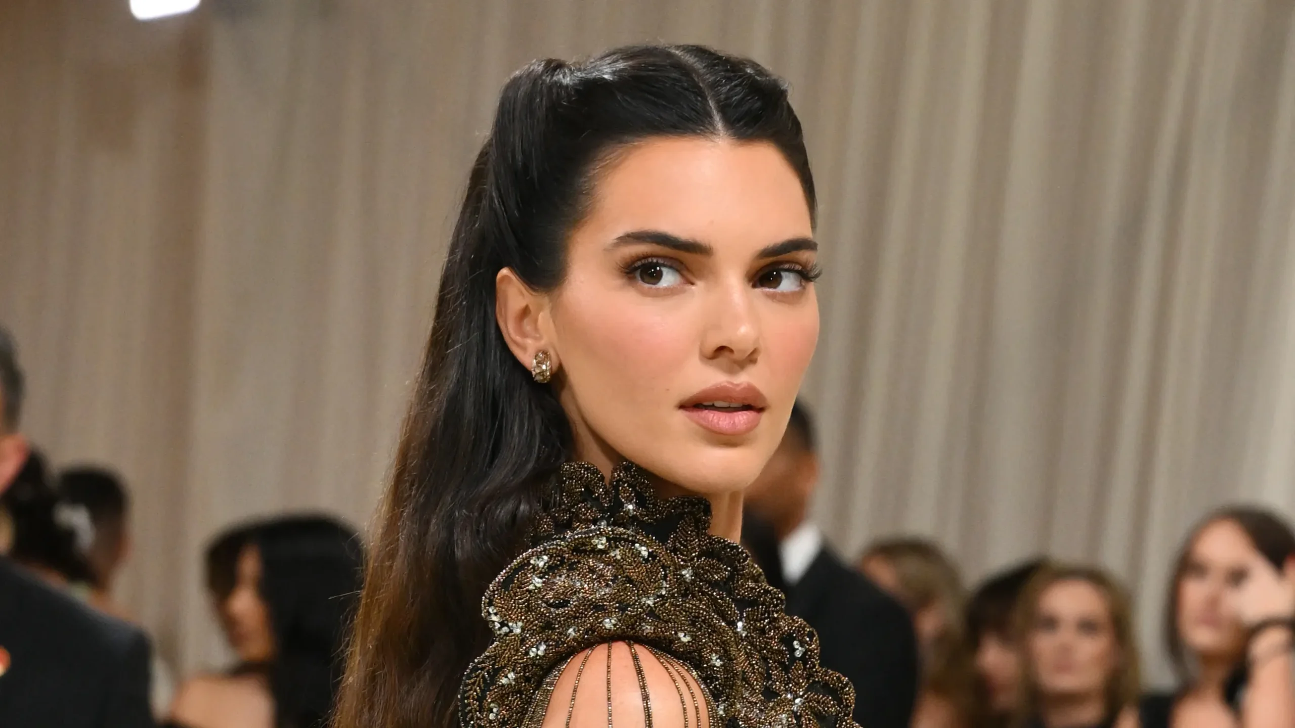 Alle impactvolle looks van Kendall Jenner op het Met Gala