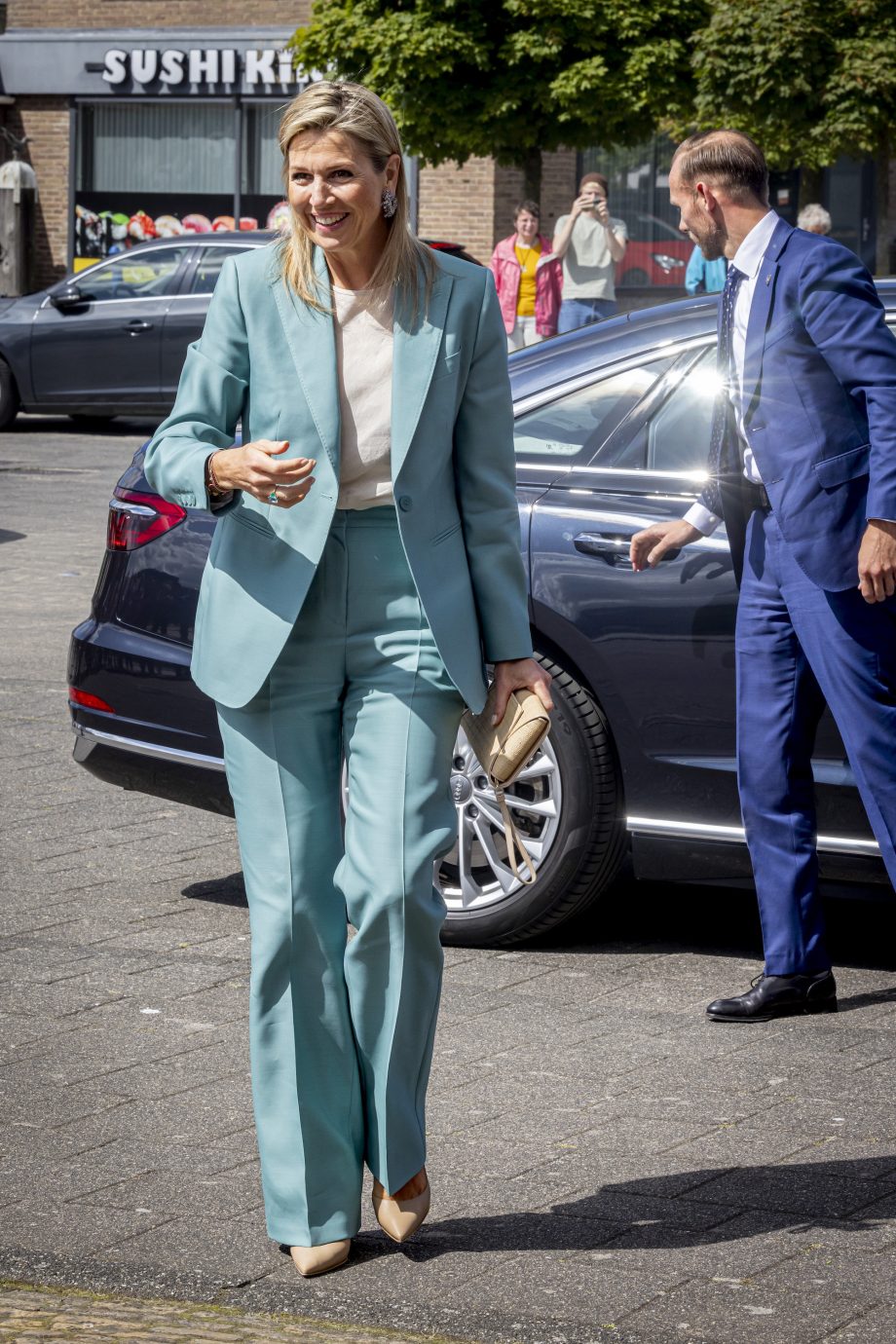 Koningin Máxima is klaar voor de zomer in een aquablauw pak
